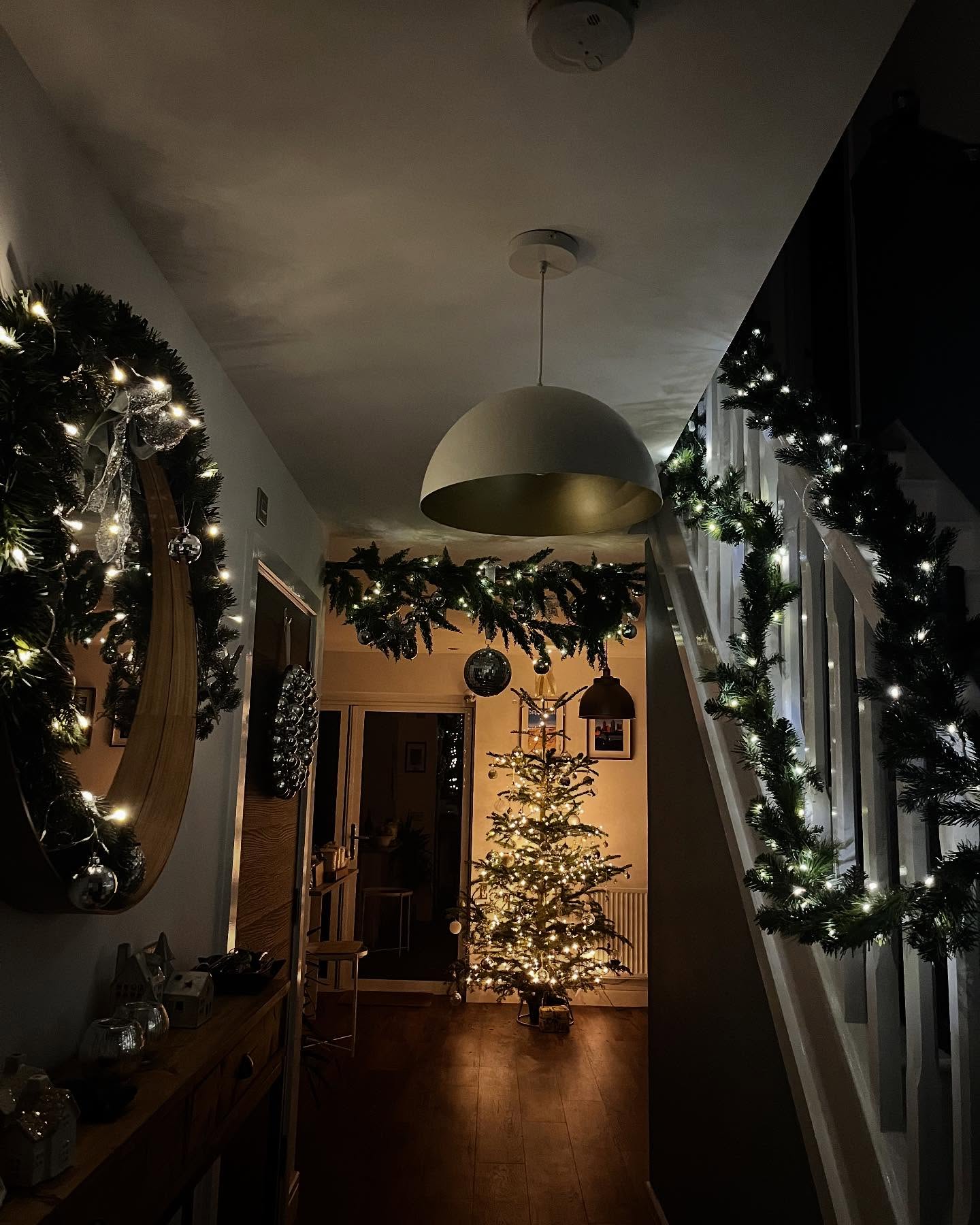 25 Christmas Hallway Decoration – VivyNest