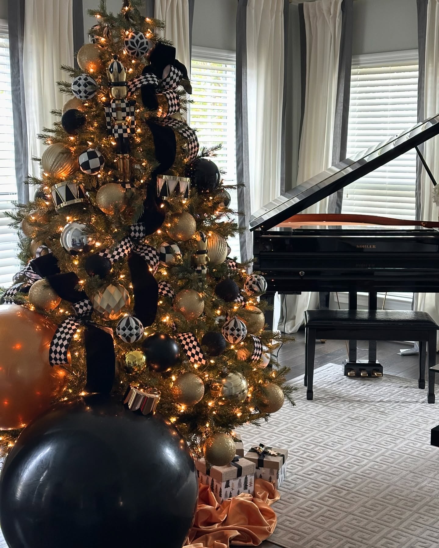 26 Black and White Christmas Decor – VivyNest