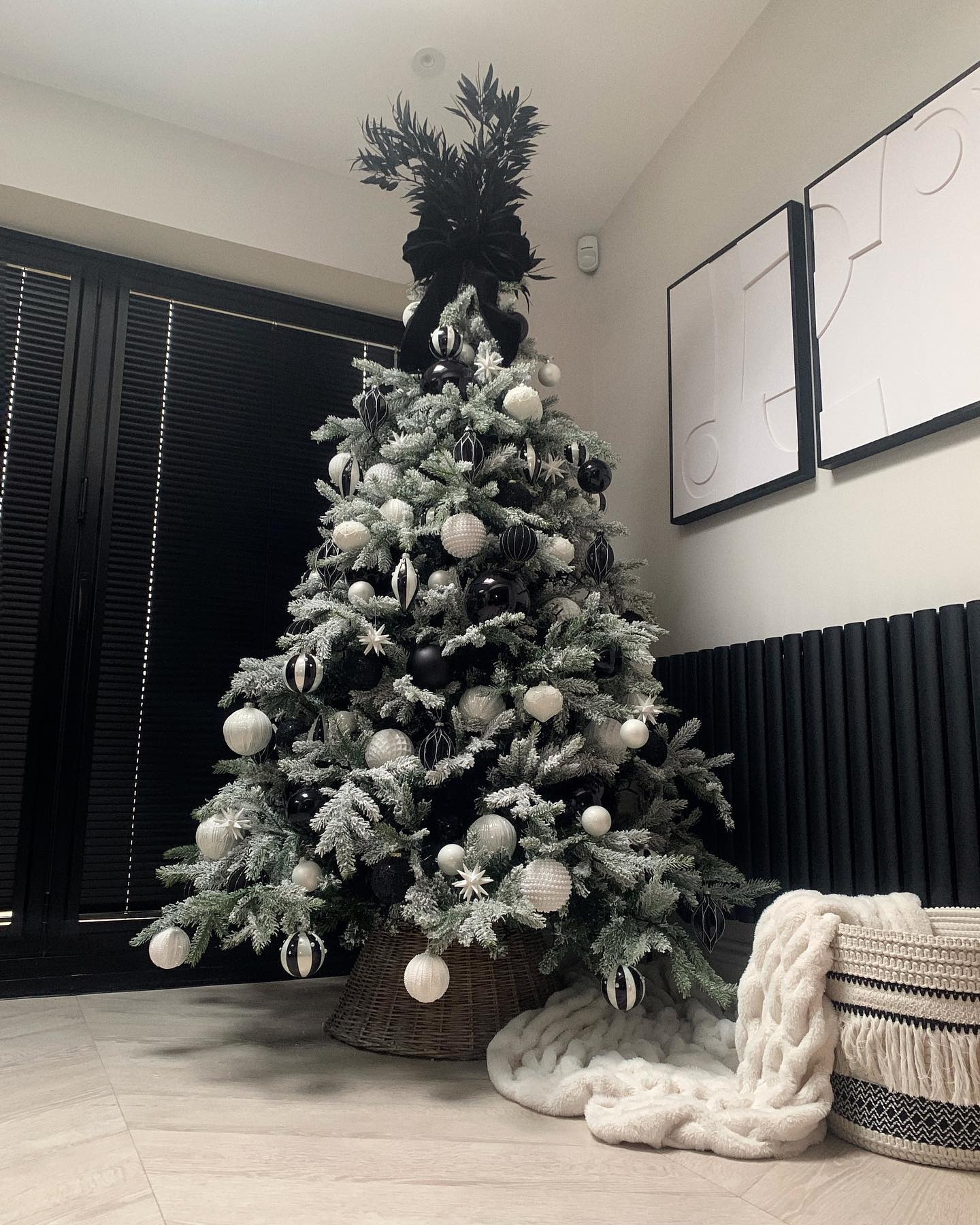 26 Black and White Christmas Decor – VivyNest